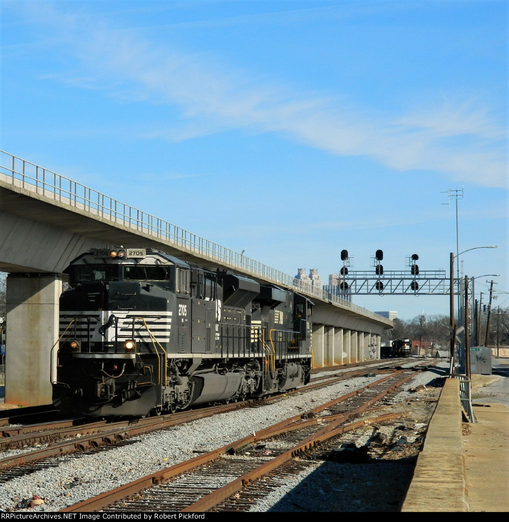 NS 2705 (SD70M-2) 7603 (ES44DC)